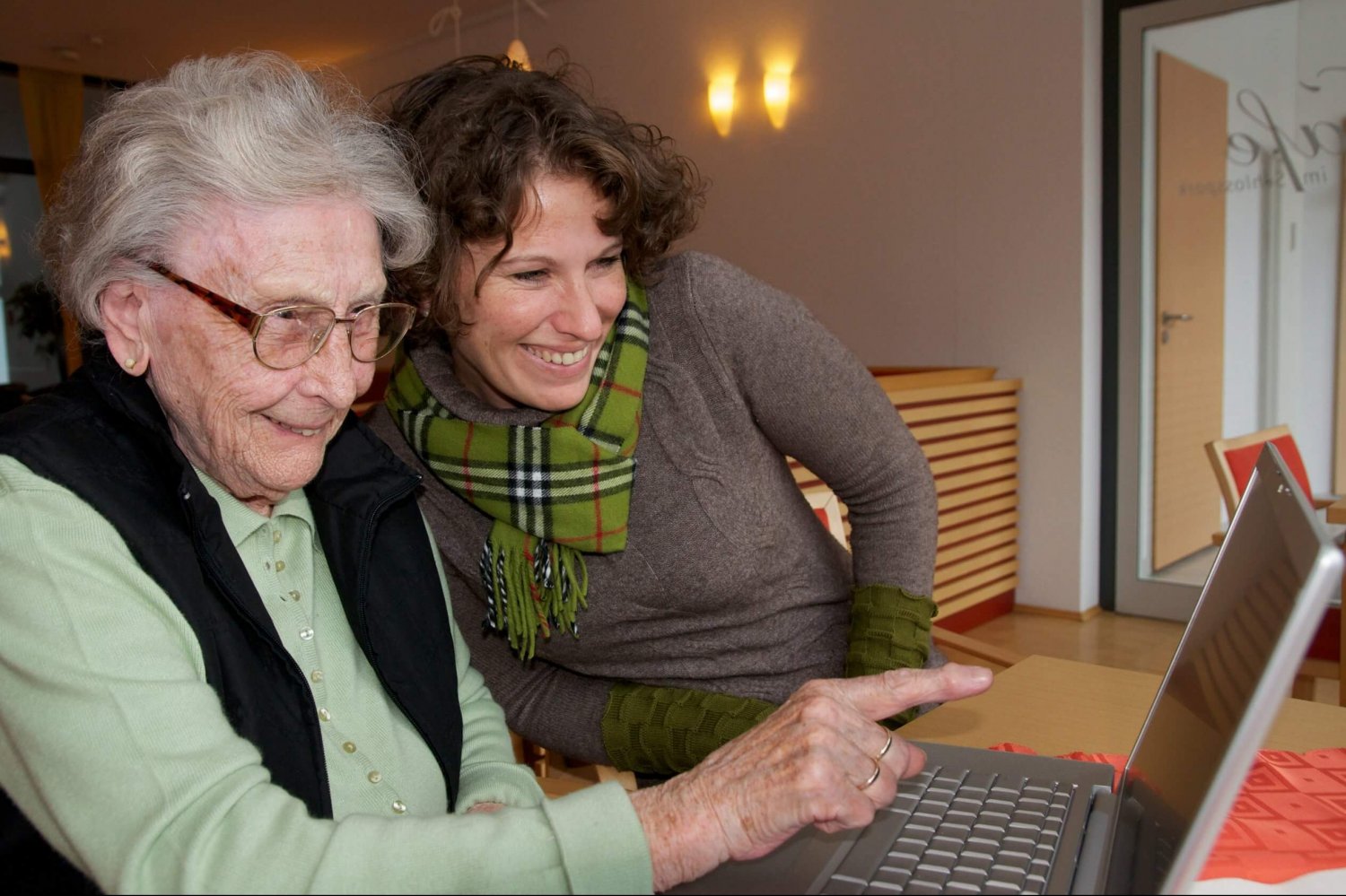 Geistig fit im hohen Alter: Widerstandsfähigkeit gegen Abbauprozesse im Gehirn - Kompakt ...